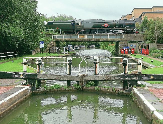 Limited edition Clan Line coach model | Railway Magazine September 2025