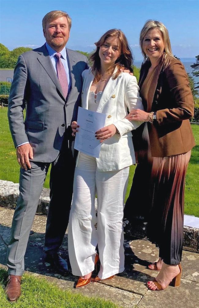 A REMARKABLE ROYAL GRADUATION CEREMONY PRINCESS LEONOR OF SPAIN AND ...
