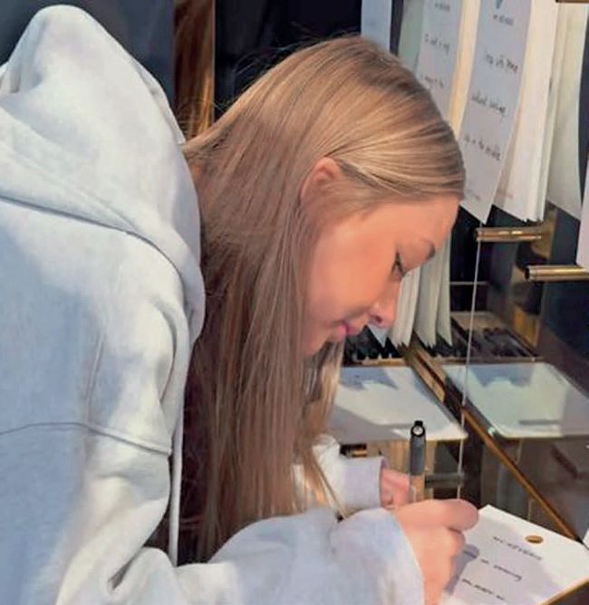 INSIDE HARPER BECKHAM’S WORLD | Hello! Magazine 1899