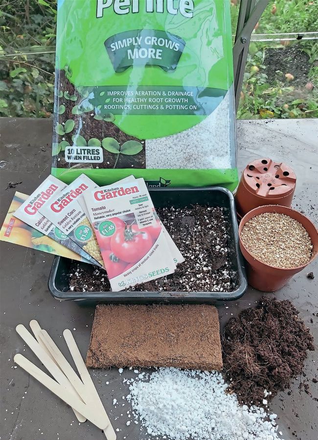 MAKE YOUR OWN POTTING COMPOST | Kitchen Garden Magazine 305 January 2023