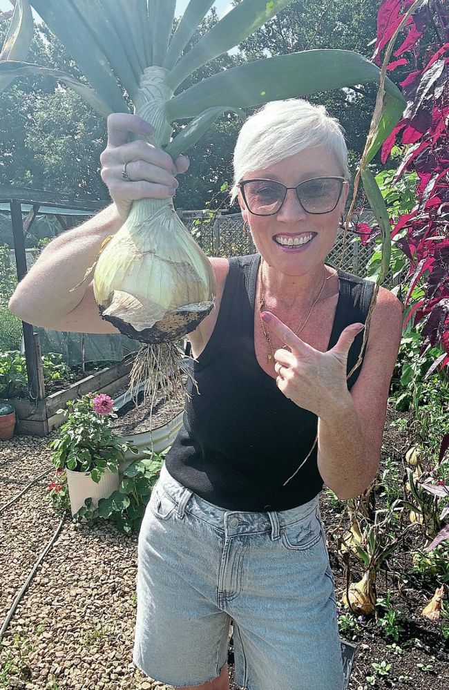 MARVEL AT MAM MOTH ONIONS | Kitchen Garden Magazine November 2025