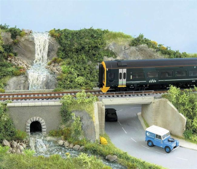 HOW TO MODEL WATERFALLS –THE EASY WAY | Model Rail January 2022