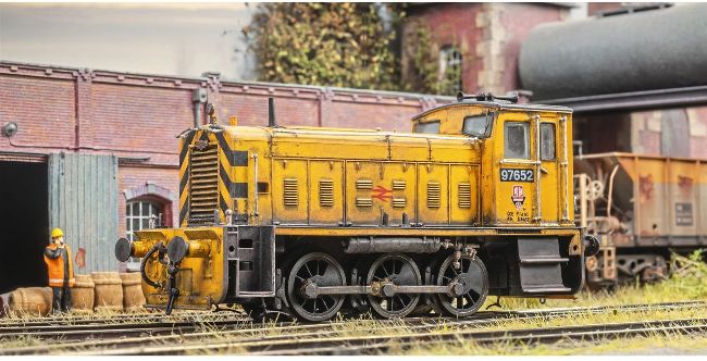 HOW TO TRY A NEW WAY OF WEATHERING | Model Rail July 2025
