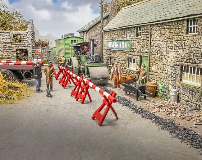 MAKE A VINTAGE ROADWORKS SCENE | Model Rail Summer 2025