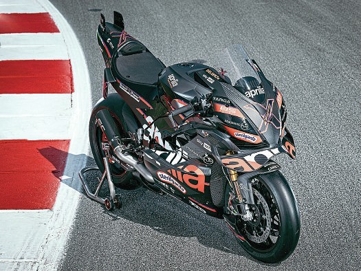 APRILIA RSV4 X-GP: MOTOGP WITH NUMBERPLATES | Fast Bikes November 2025