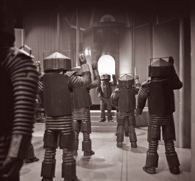 RECYCLED ROBOTS | Doctor Who Magazine The Essential Doctor Who: Robots