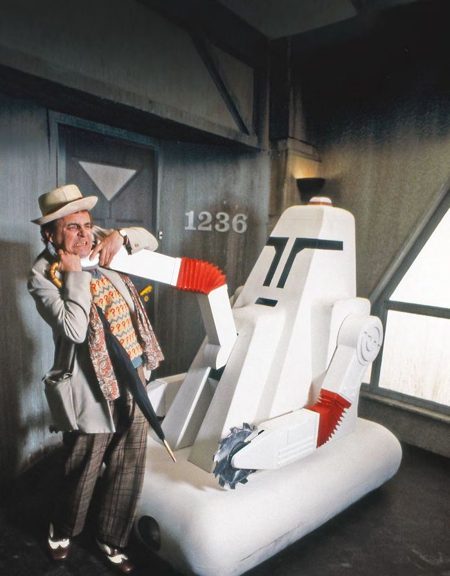 SHORT CIRCUITS | Doctor Who Magazine The Essential Doctor Who: Robots