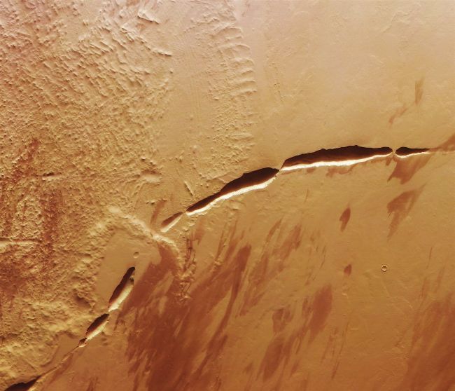 Mars orbiter captures a Red Planet scar longer than the Grand Canyon ...